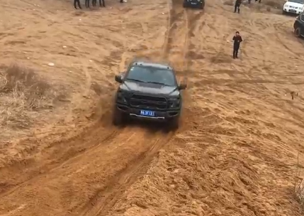 福特猛禽挑战场地越野爬坡,不愧是双涡轮增压发动机,扭矩真大!
