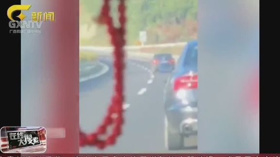 高速路上“走位”撞击护栏,后轮直接撞飞车辆还在前进,吓坏后车