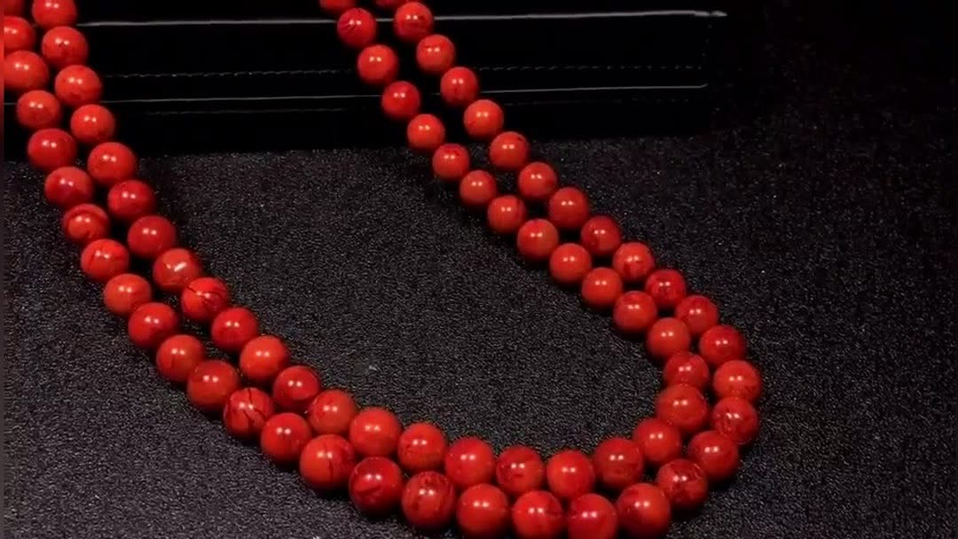 手捻佛珠心欲静,前后因果只讲缘。