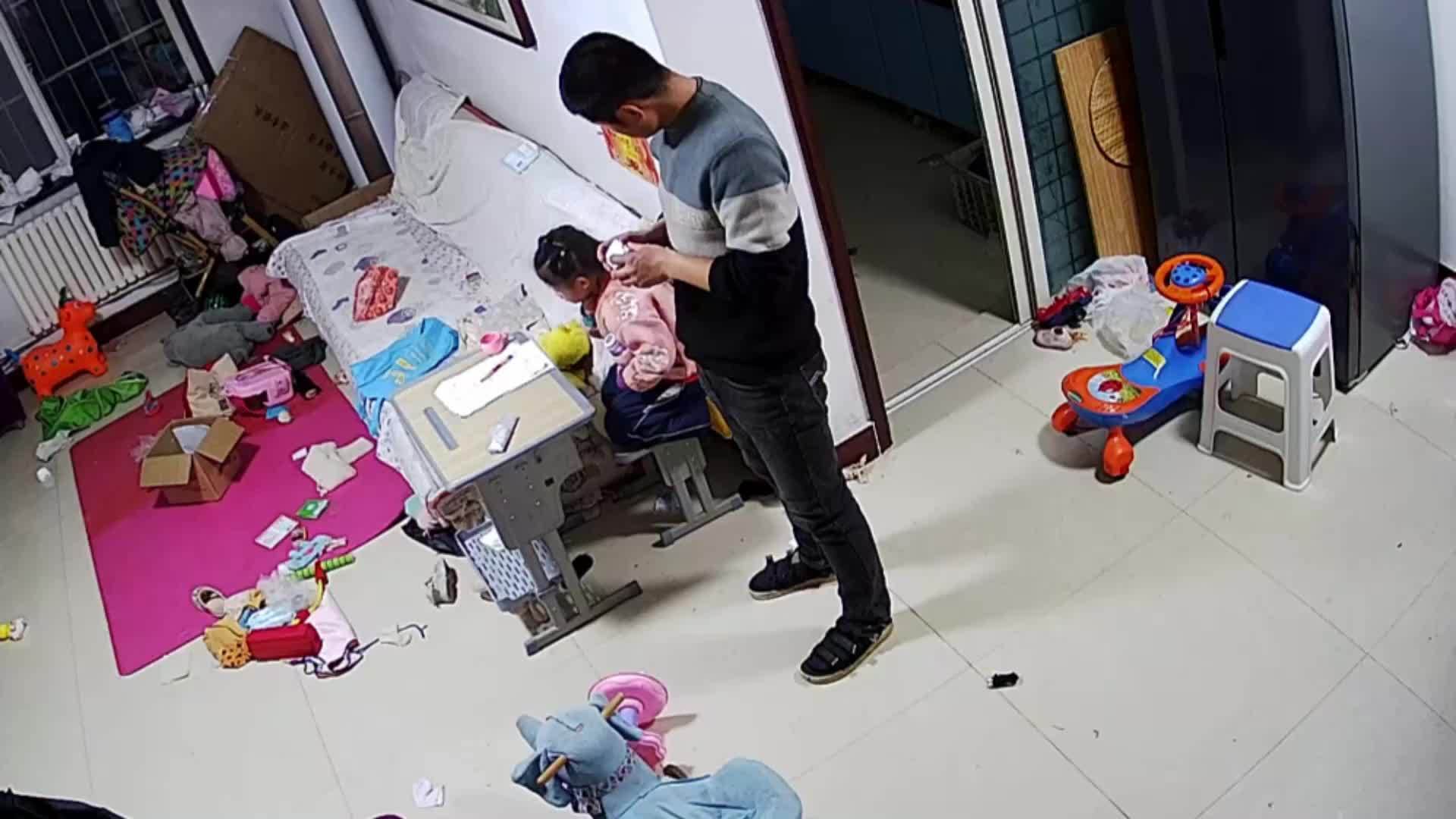 揪心一幕!女孩被噎住说不出话,爸爸10秒救回女孩转危为安