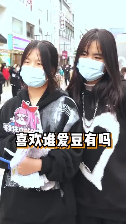 因为前任自己喜欢上周杰伦?爱而不得有多苦#街头采访 #前任 #周杰伦