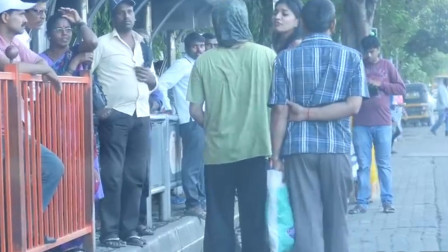 流浪汉街头乞讨,美女突然上前拥抱,男子说出其中缘由!