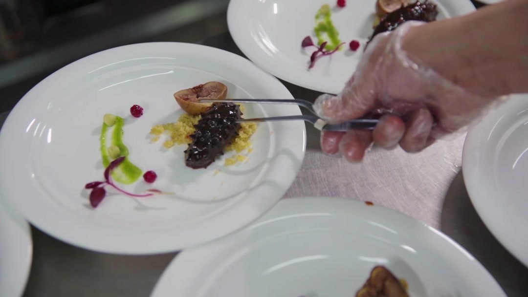 李淑荣到厨房查看之前存在的问题 得到厨师长的肯定回答才能放心下来