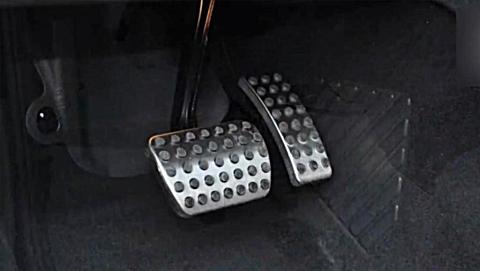 自动挡是用左脚踩刹车好? 还是用右脚好?