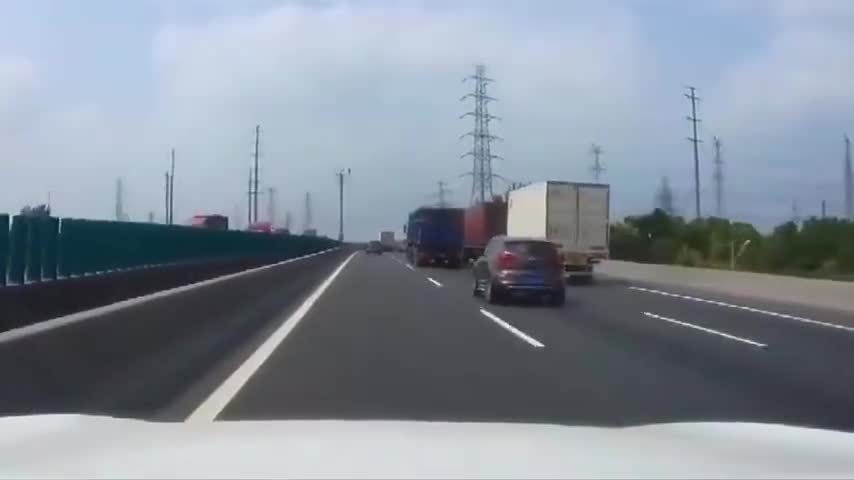 行车记录仪:视频车一看就是老司机,高速路上被别车都没乱了方向