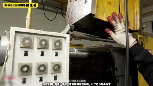 国外塑料扫帚量产过程,智能机械注塑脱模,日产过万供不应求