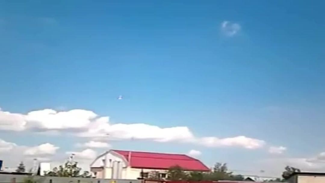 【搜视点】实拍特技飞行表演时出事故 坠毁村庄