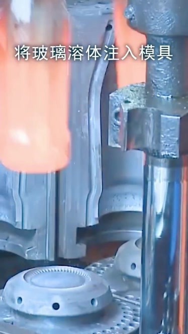 玻璃瓶原来是“吹”出来的,镜头实拍玻璃瓶制作过程,看完长见识了