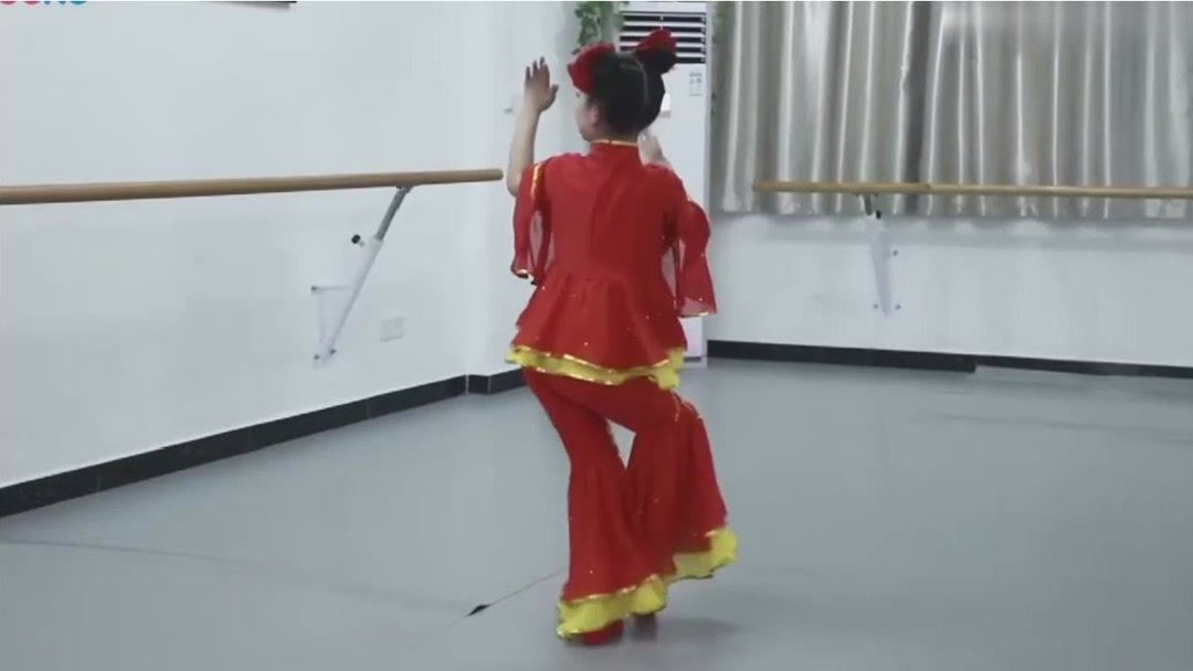 独舞舞蹈视频《中国芭比》这个小姑娘跳得还真不错