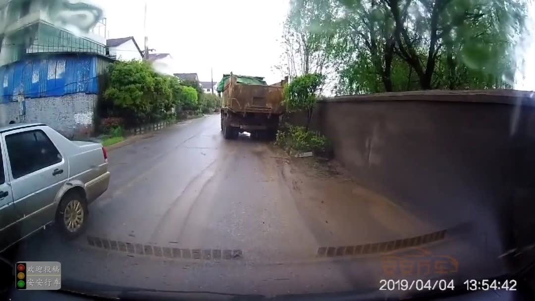 交通事故合集:挡位刹车分不清楚,新手切莫着急上路