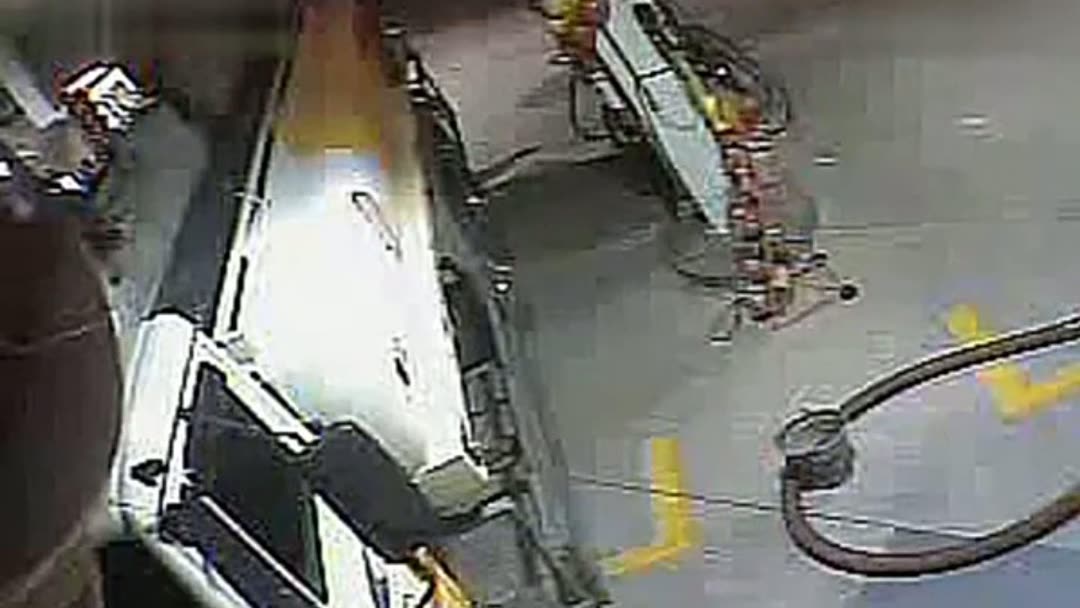 视频集锦 油罐车加油站爆炸瞬间!