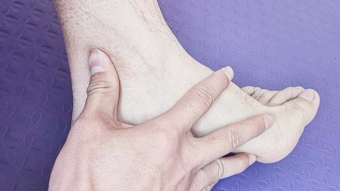 谁是长痔疮的,教你1个动作,睡前按摩2分钟,痔疮不再骚痒不再痛