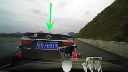 丰田高速上突然刹车,女司机已经刹不住了