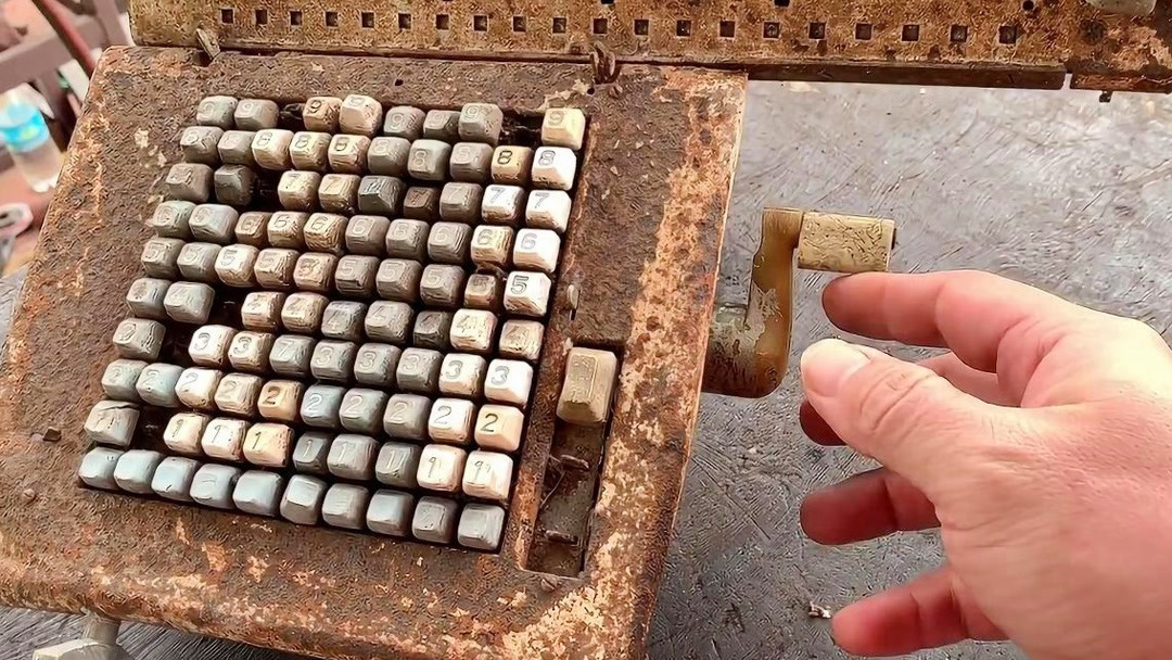 男子捡到一台60年代的计算器,拆开看看,内部结构让人大开眼界