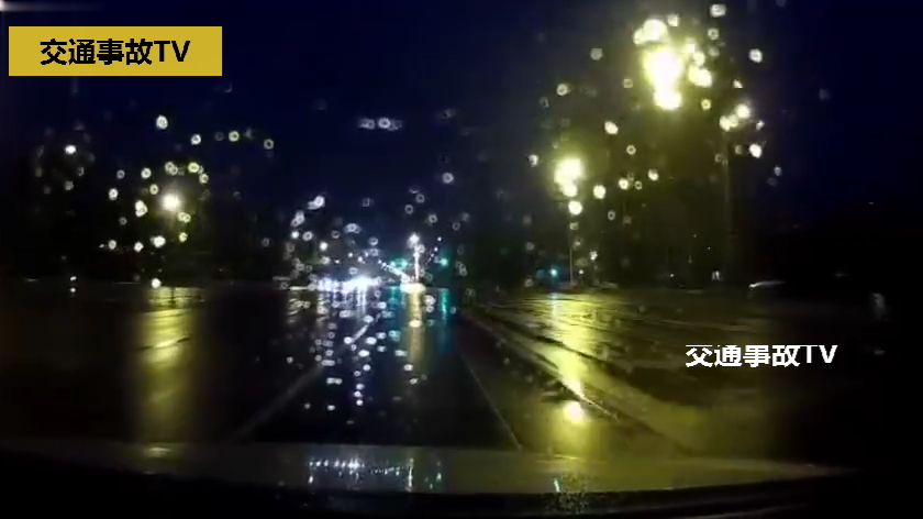 雨天行人闯红灯被撞,视频车有责任吗?