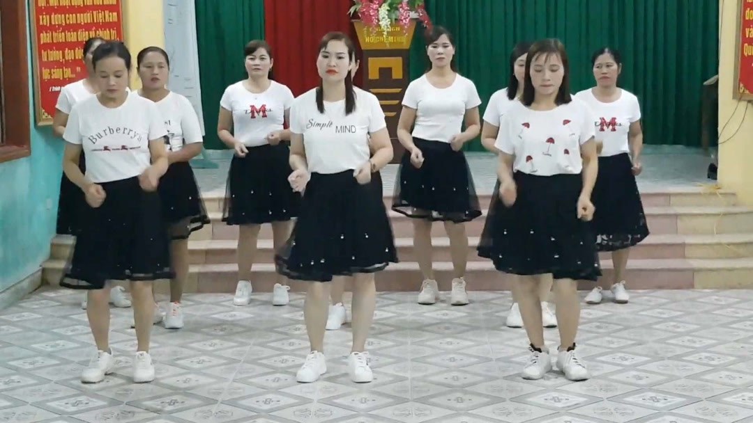 很少看到的越南舞蹈,音乐熟悉好听,舞姿简单好看