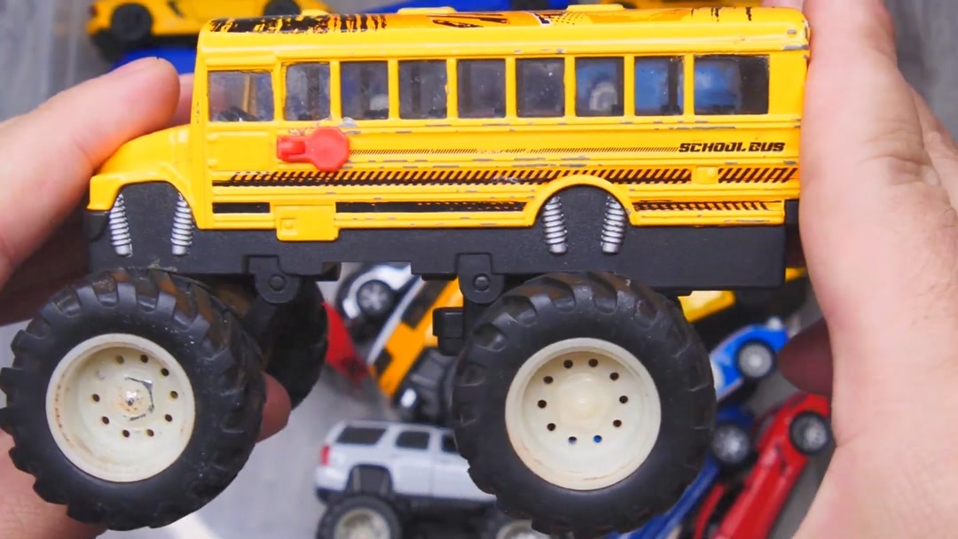 展示各种怪物卡车和赛车,模型车的视频
