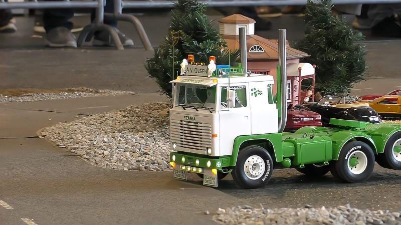 一辆大卡车模型,后面托板上拉的是什么?是两罐啤酒吗?