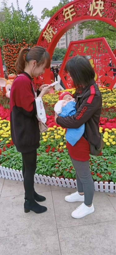 ...有一个姑凉看到宝宝帽子有一个福字,是想要扫一下,我扫到两个沾福卡