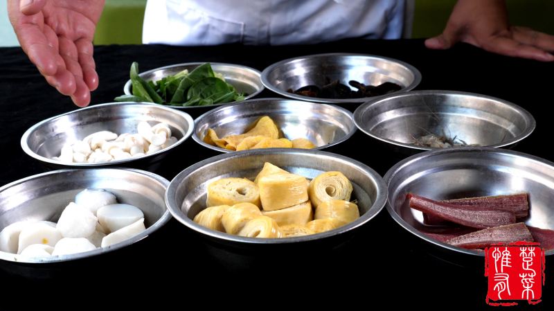 这道乡村全家福八菜合烹,搭配合理,营养丰富,农村版的满汉全席