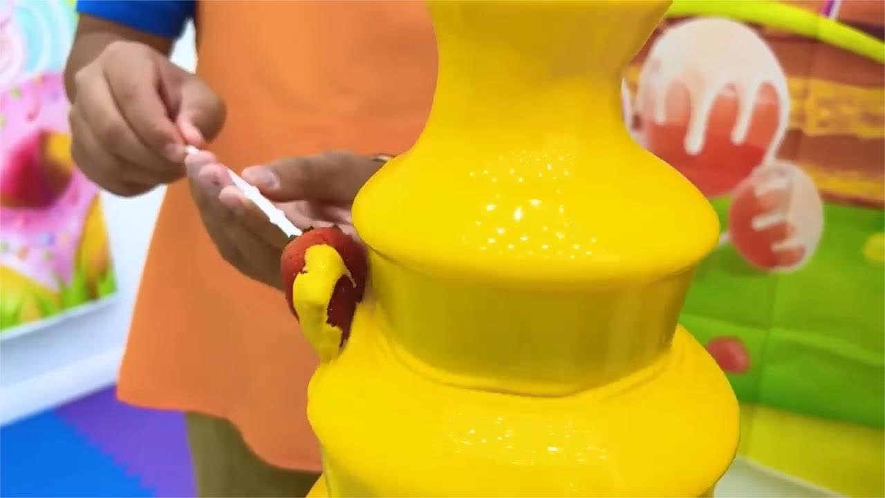 小男孩和爸妈手工制作巧克力喷泉玩具的亲子趣味美食互动游戏