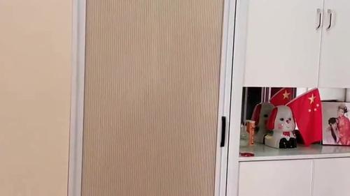 厨房单开隐形隔断门,美观实用不占空间,这下老婆再也不担心油烟会跑...