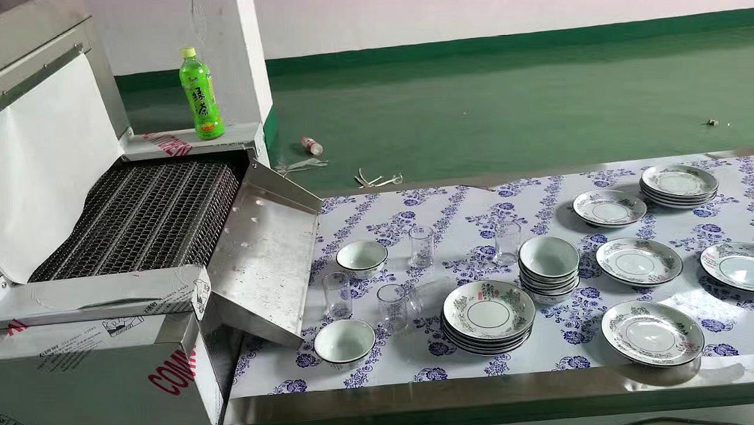 学校食堂专用长龙式洗碗机-两至三名员工便可轻松操作