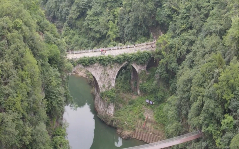 ...赵州桥媲美的古桥!桥身没有用到钢筋和水泥,很难想象古时候是怎么...