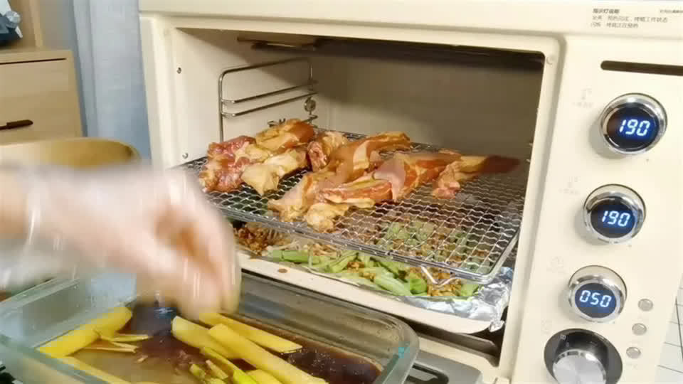 家里有烤箱的用起来,分享两个烤箱美食,羊排蔬菜还能这么吃