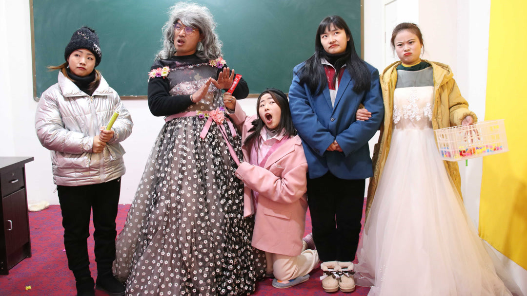 才艺表演1:同学们表演才艺,静静表演什么网红段子,主任生气了