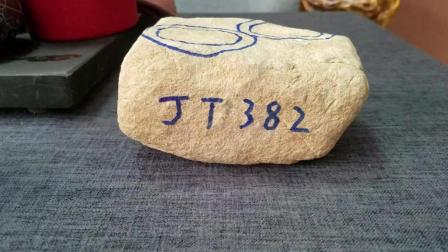 货主赚大了! 男子在夜市800收的翡翠原石, 竟切出4条冰种翡翠手镯!