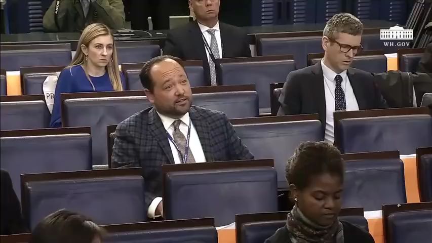 记者犀利拷问,特朗普竟语无伦次:我就是来讲PPT的,你这个骗子