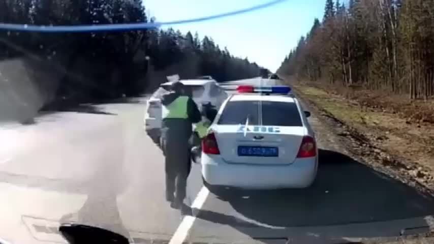 车道里交警开罚单被撞,这样的车祸谁来负责5秒后画面太惨