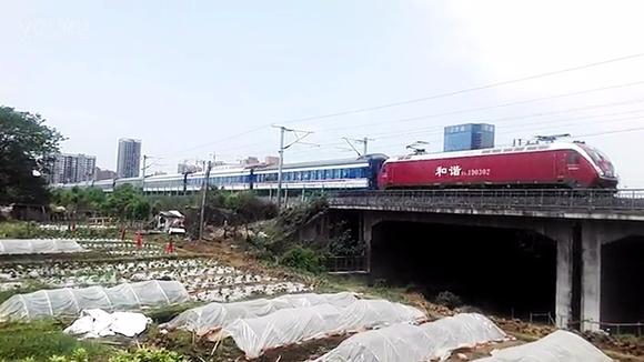 开往武昌的T248次特快列车 通过成都龙潭工业园
