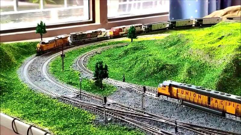 火车模型大运转!逼真的铁轨+蒸汽机车+长编组货列穿梭赶路