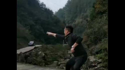 两个大男人打架,能吵吵尽量别动手!
