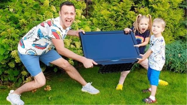 为了抢这台电脑,萌宝小萝莉和爸爸也是拼了,为何看完我秒懂了