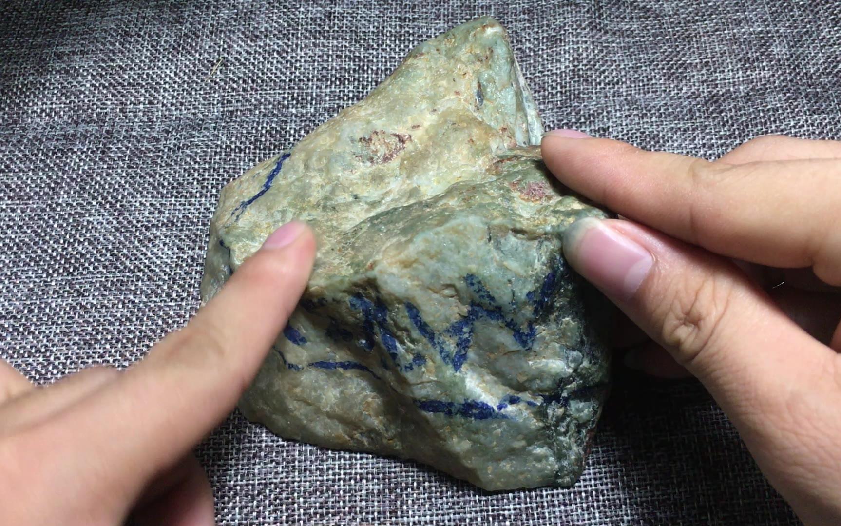 小伙阴差阳错买了一块翡翠原石,却切出冰种手镯完全在意料之外!