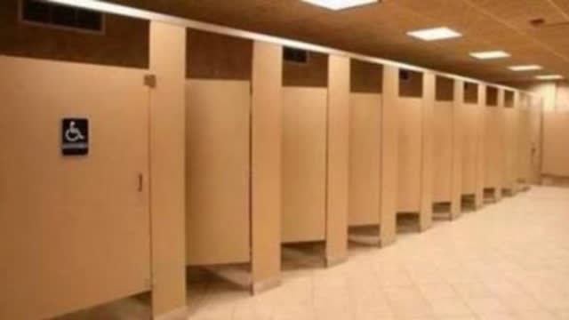 为什么厕所门下方都要留一条缝?特别是女厕所,看完佩服设计师的脑洞