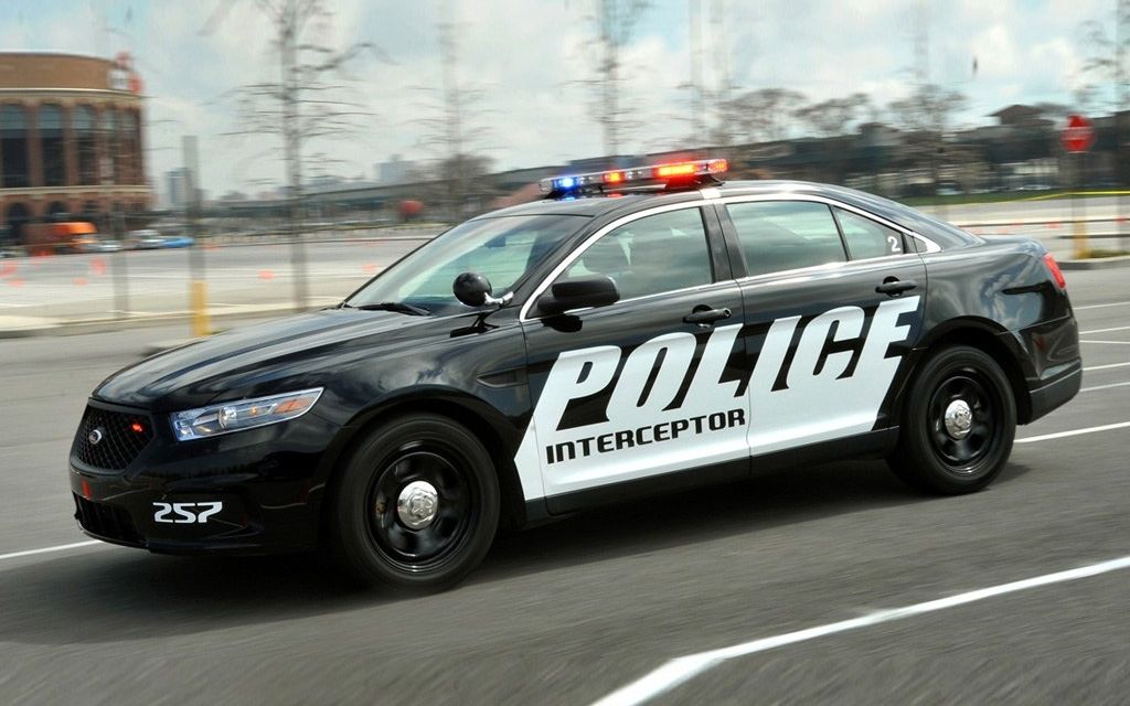 模型聊车--维多利亚皇冠的继任者-福特金牛座警车