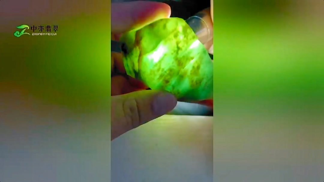 老哥3000淘来的翡翠原石,表现不错,去皮后效果?