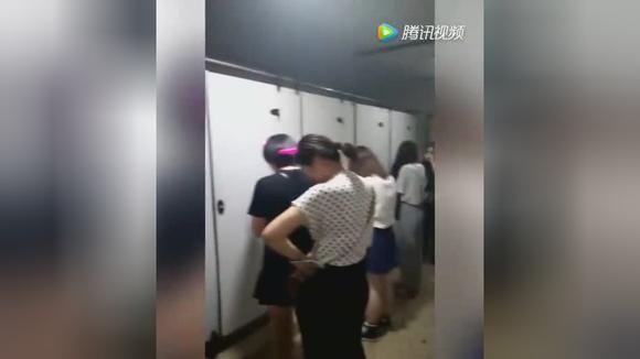 要不是女厕不够用,也不会跑男厕来,建议商场多建几个女厕