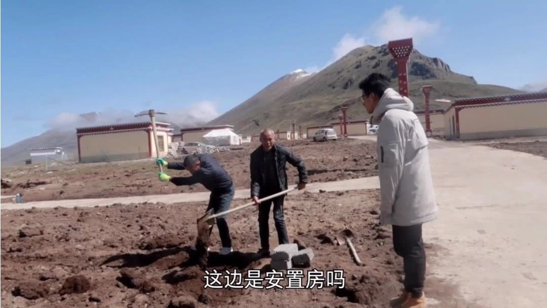 川藏线古老部落-查加部落,以前生活在4800海拔,现政府给盖房