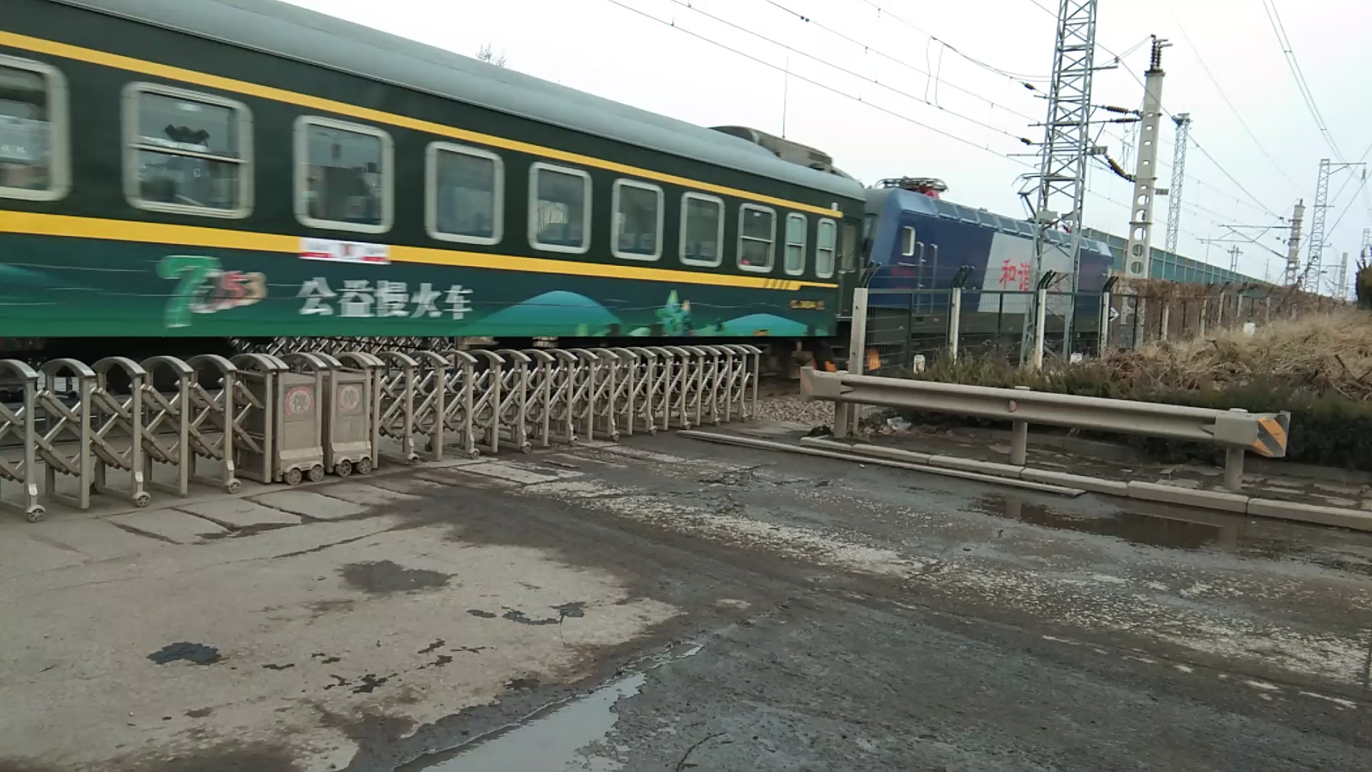 火车视频 7054通过莱机道口