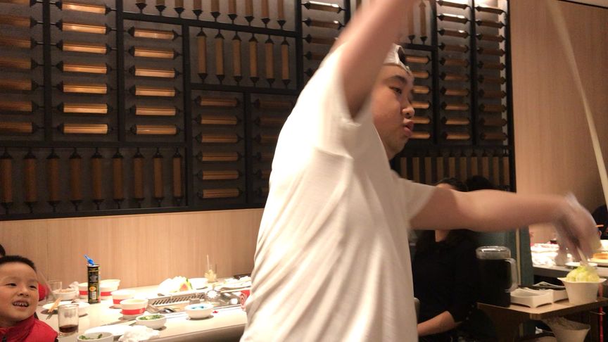 体验海底捞甩面