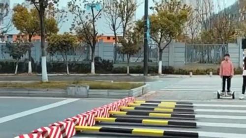 本以为人行横道够牛了,却没想到汽车更厉害,真是长见识了