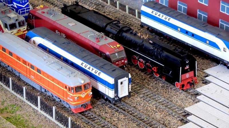 实拍各种超仿真火车模型,电动遥控内燃机高铁火车轨道玩具