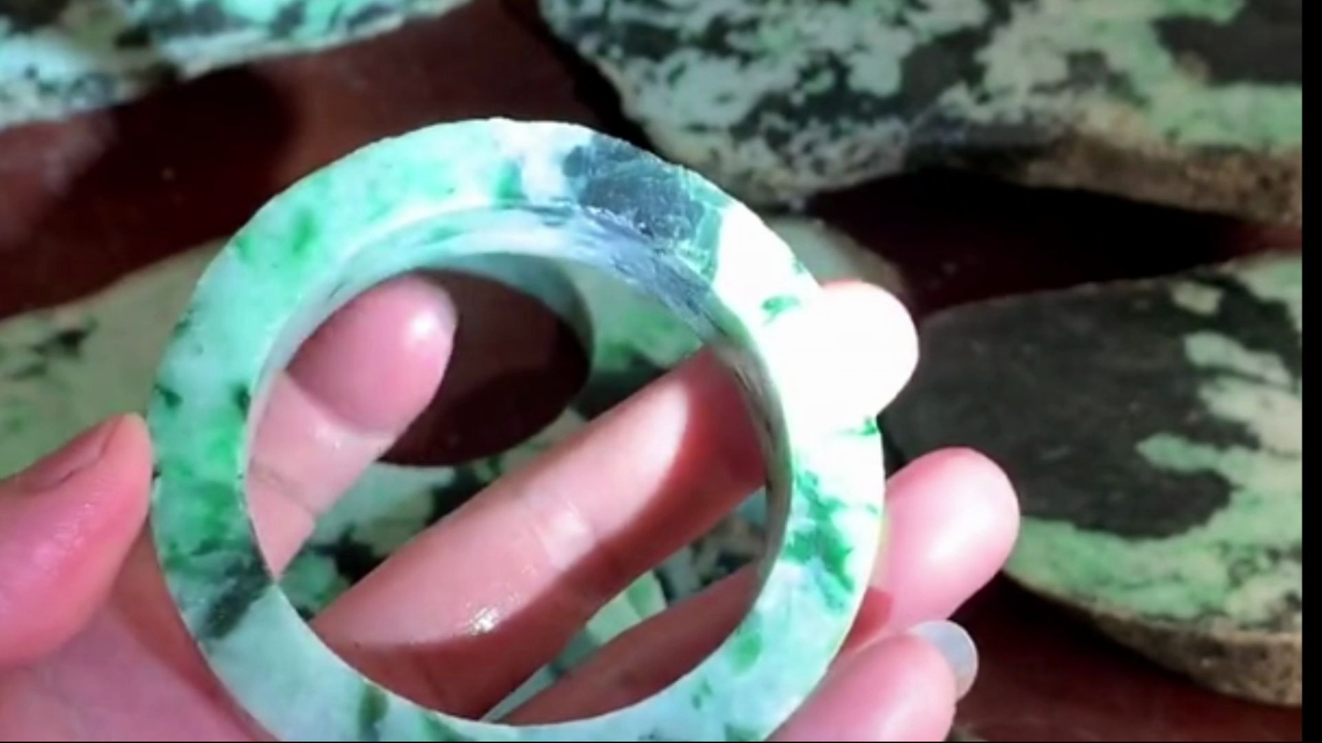 解石现场,价值万数的翡翠原石,大卸八块,切垮了?