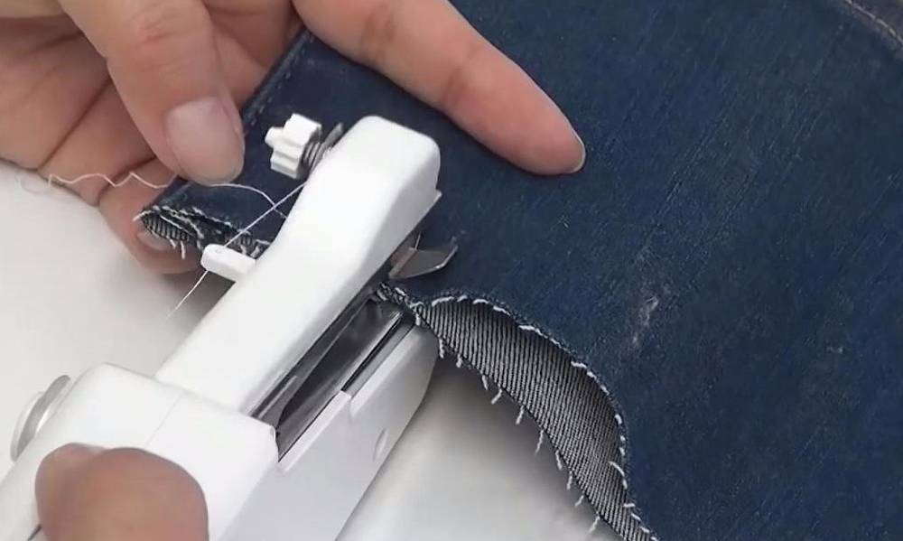 日本发明便携式缝纫机,外形像订书机,居家旅行好帮手