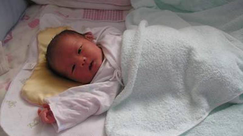 刚出生的宝宝睡觉时,需不需要用枕头?育儿专家给出最佳选择!